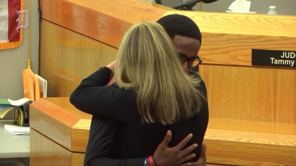 » Watch Botham Jean’s brother hug ex-officer Amber Guyger who killed ...